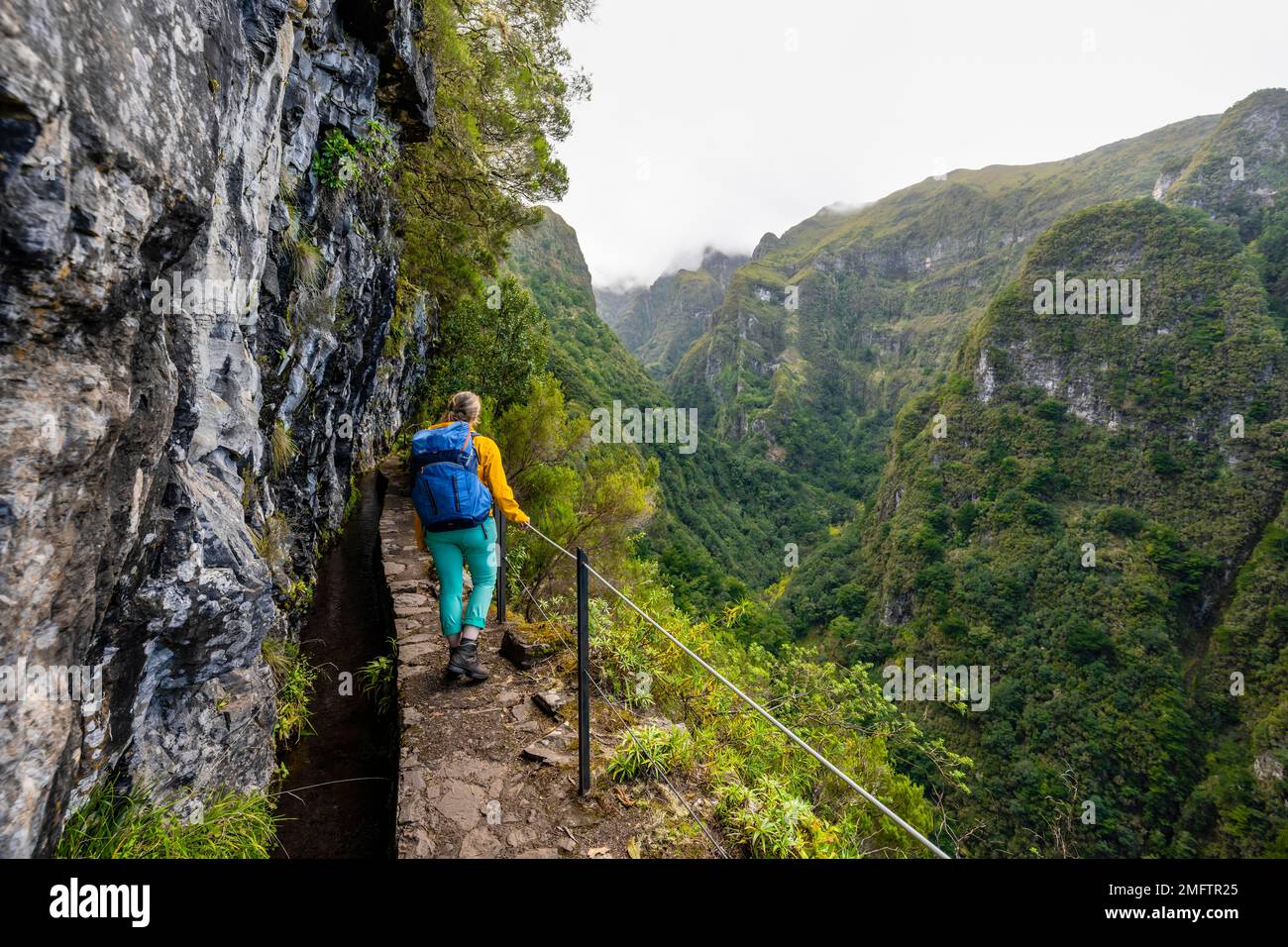 Wanderer auf einer Levada, PR9 Levada do Caldeirao Verde, Madeira ...