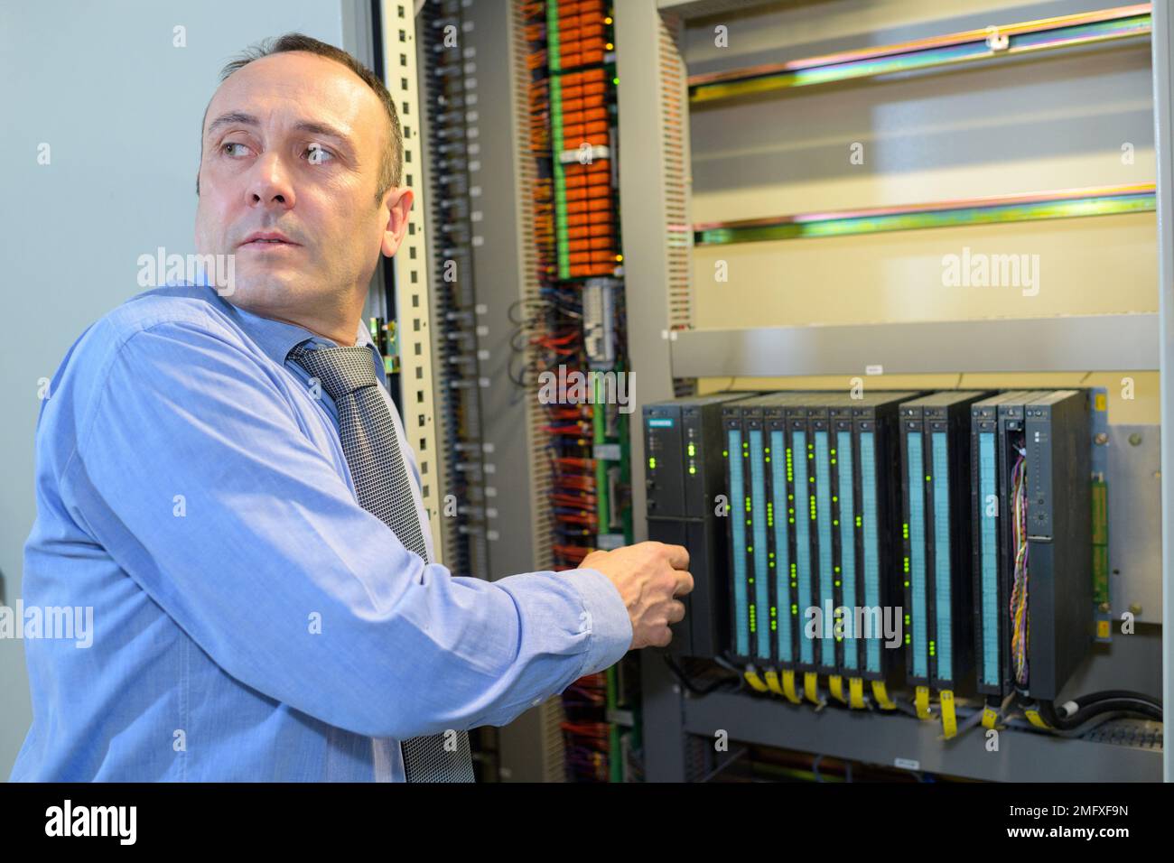 Netzwerktechniker, der im serverraum arbeitet -Fotos und -Bildmaterial ...