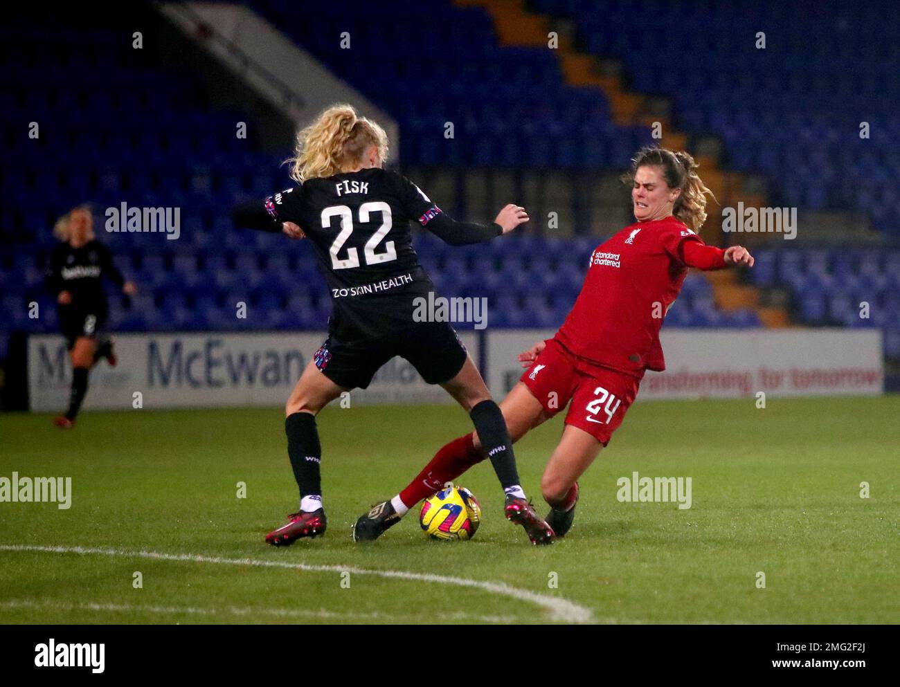 Grace Fisk von West Ham United (links) und Katie Stengel von Liverpool ...