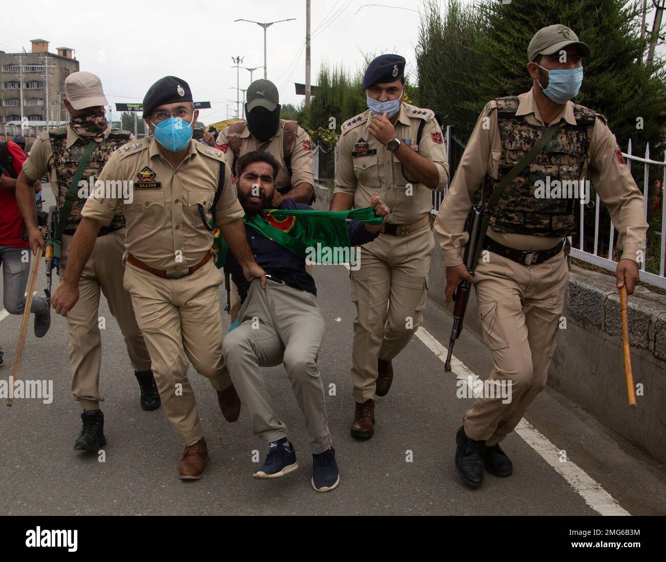 Indian policemen detain a Kashmiri Shiite Muslims as he and others ...