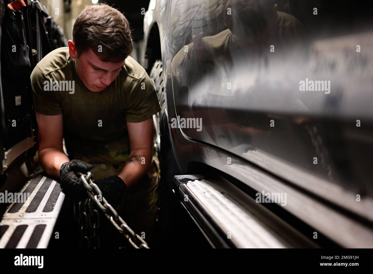 USA Luft. Der leitende Luftwaffe-Airman Ryan Alix, C-17A Globemaster III, dem 816. Expeditionary ...