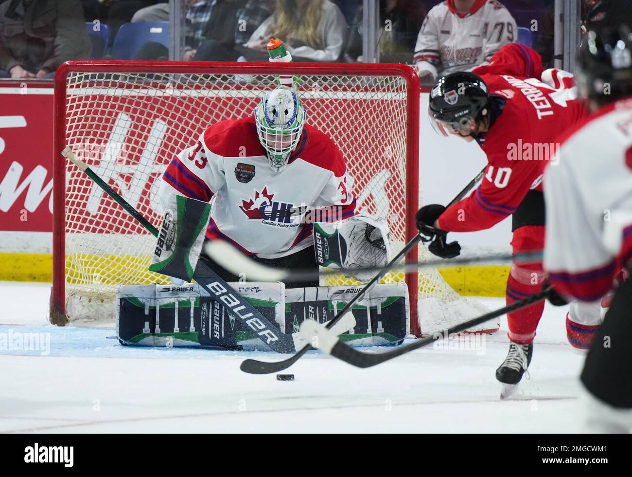 Team White Goalie Scott Ratzlaff (33) stoppt Carey Terrance (10) von ...