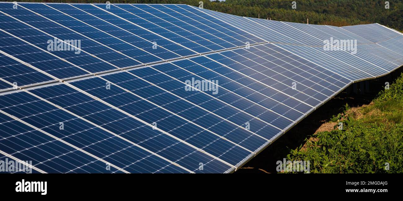 Solarpaneele in großen Photovoltaik-Kraftwerken, Solarpark, Erneuerbare ...