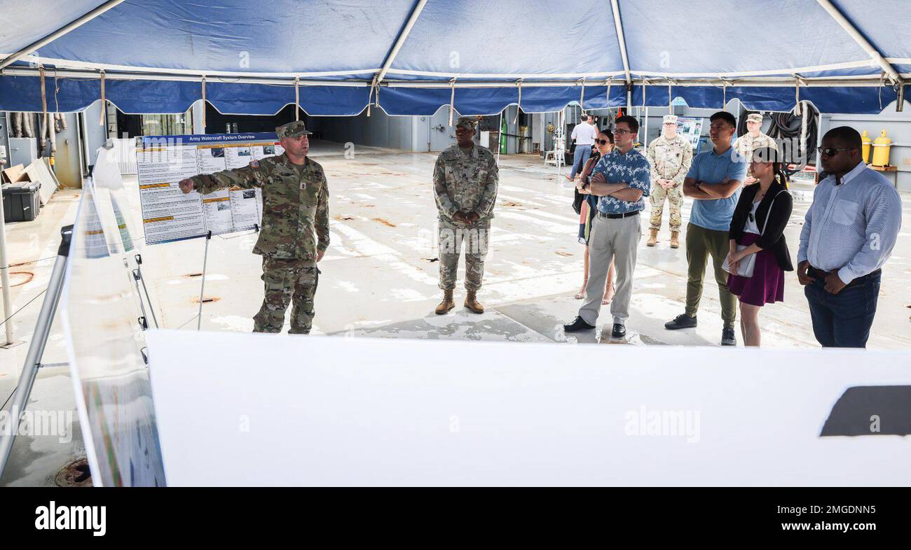 General Jered P. Helwig vom 8. Theater Sustainment Command, Gastgeber ...