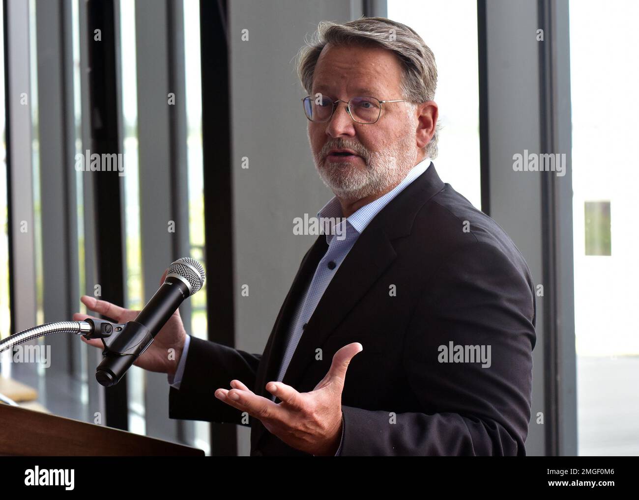 Senator Gary Peters, der die Gründung des neuen Great Lakes Center of ...