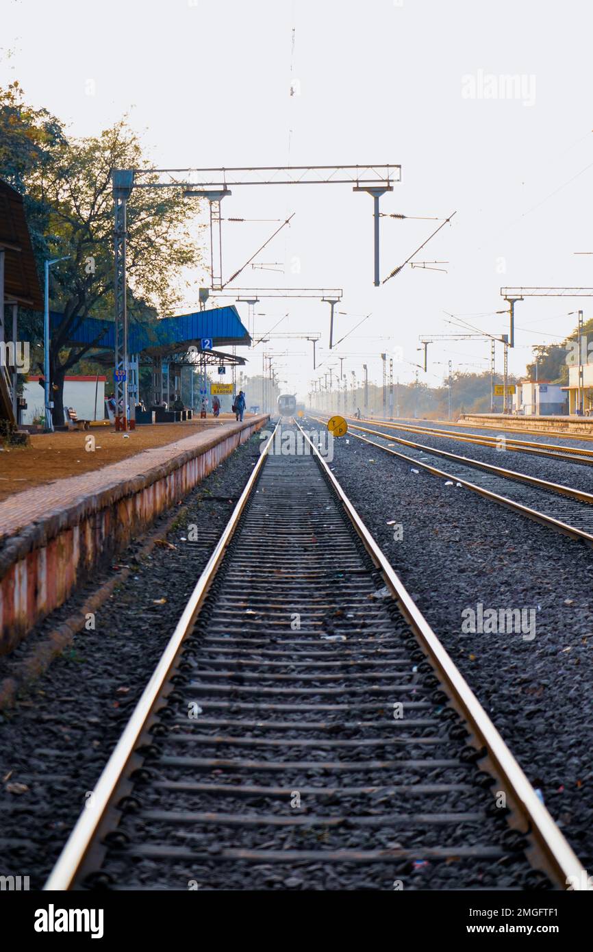 Bahnsteig oder Bahnhof mit Gleis, die Seilbahn verläuft über der ...