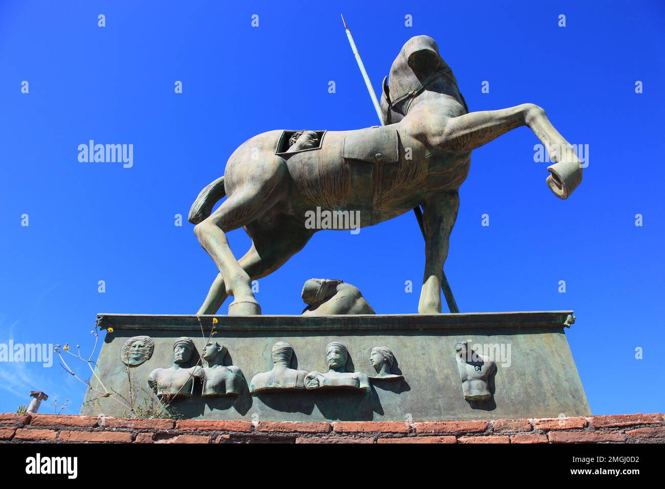 Statue von Centaur auf dem Gebiet des Forums, Kentaur, Mischwesen der ... Statue von Centaur auf dem Gebiet des Forums, Kentaur, Mischwesen der ...