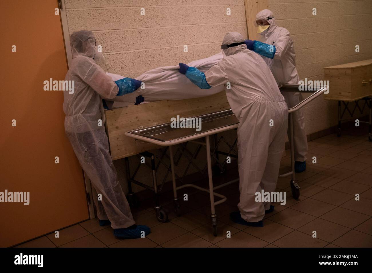 Belgium's Islamics funeral home workers, wearing full protective ...