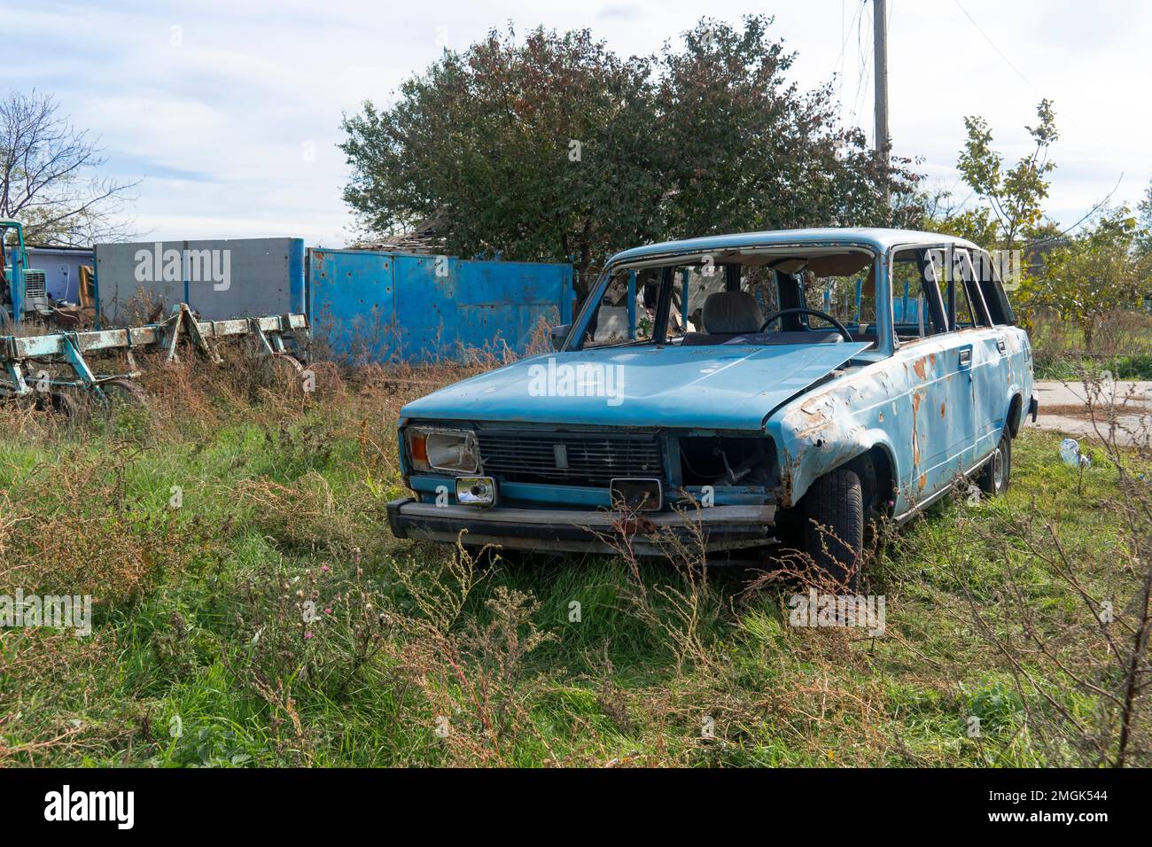 Auf Dem Land. Zerstörte zivile Autos stehen am Straßenrand. Krieg in ...