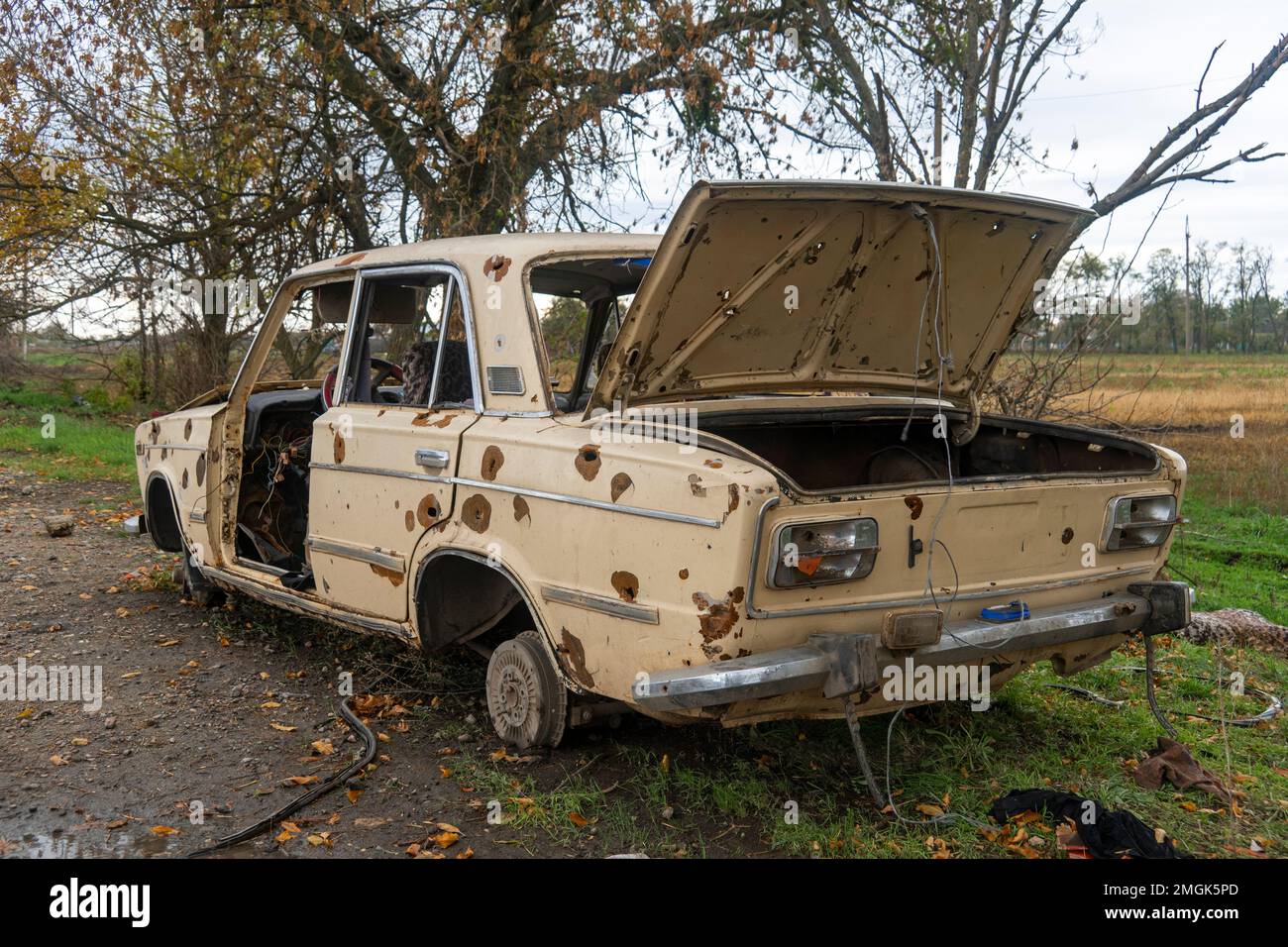 Auf Dem Land. Zerstörte zivile Autos stehen am Straßenrand. Krieg in ...