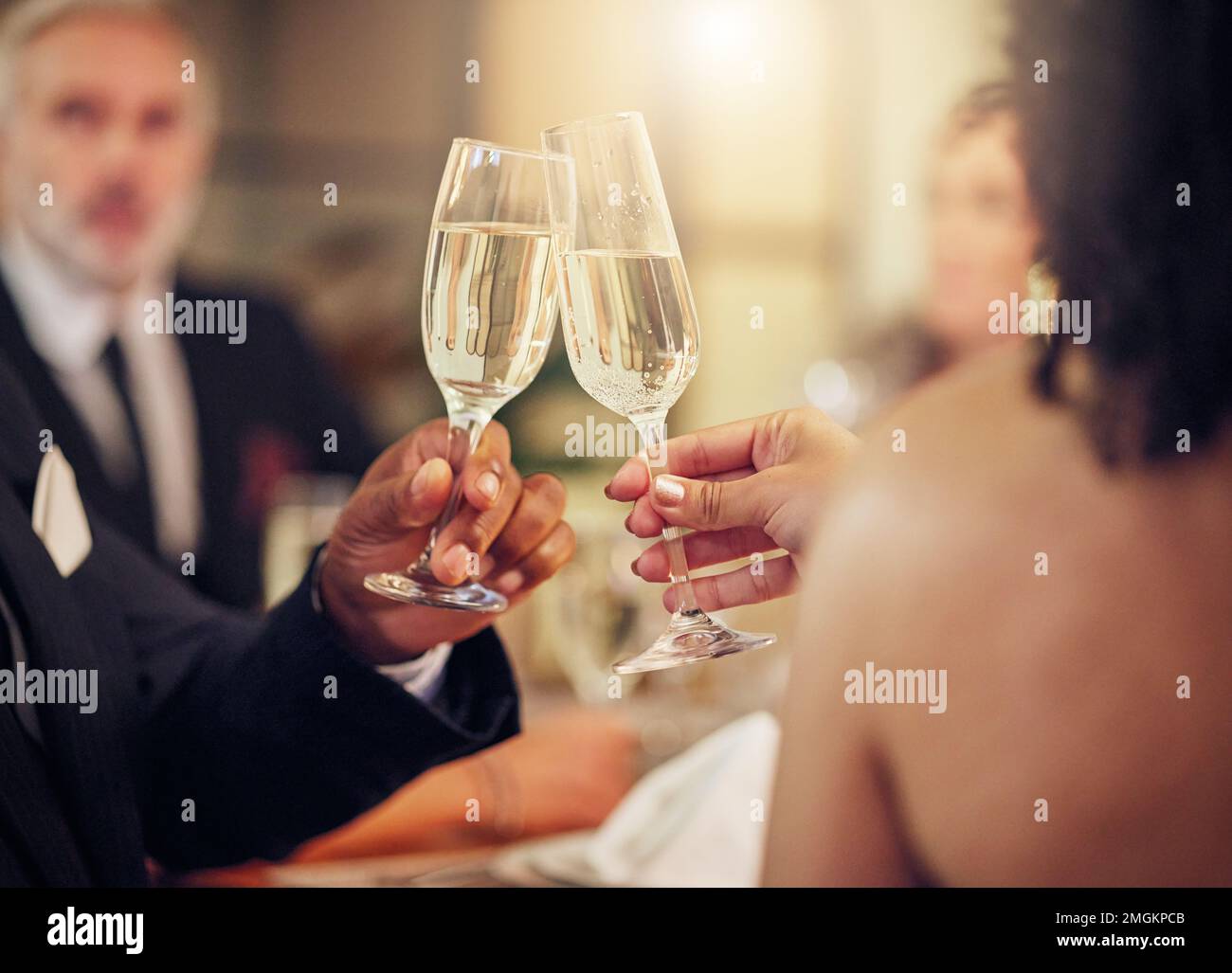 Erfolg, Hände oder Champagner anstoßen auf einer Party zur Feier von ...