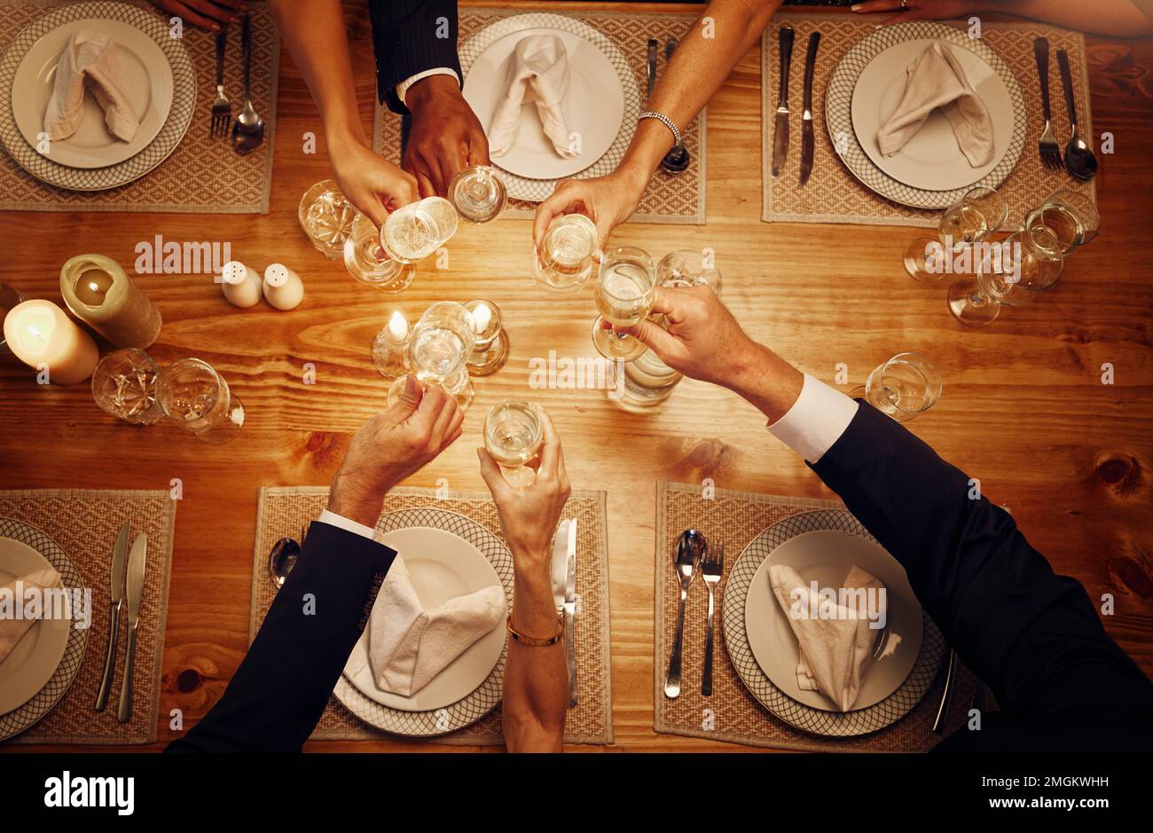 Champagner, Gläser und Jubel für ein festliches Abendessen, Silvester ...