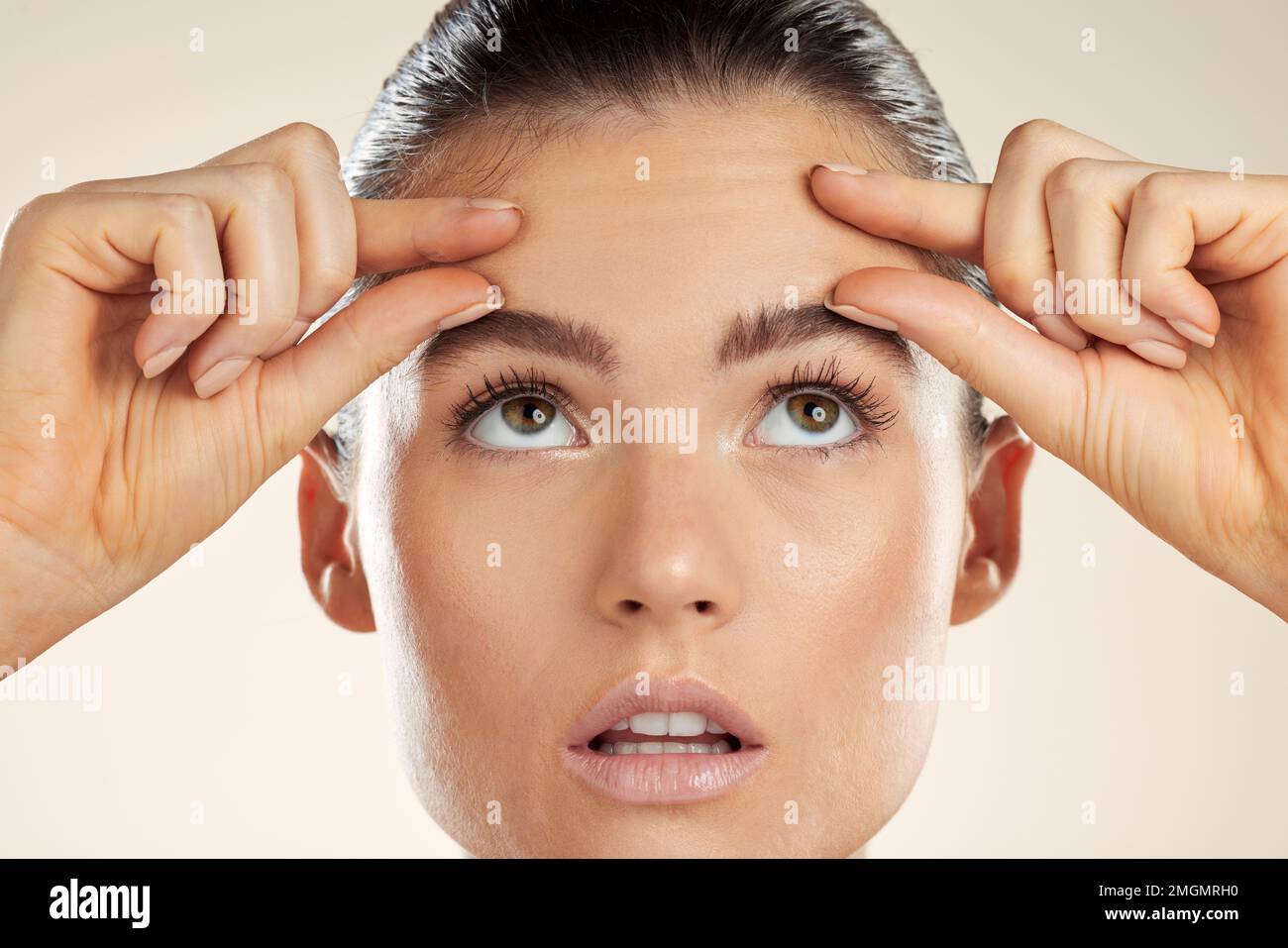 Falten, Stirn und Gesicht einer ästhetischen Frau mit Händen auf der ...