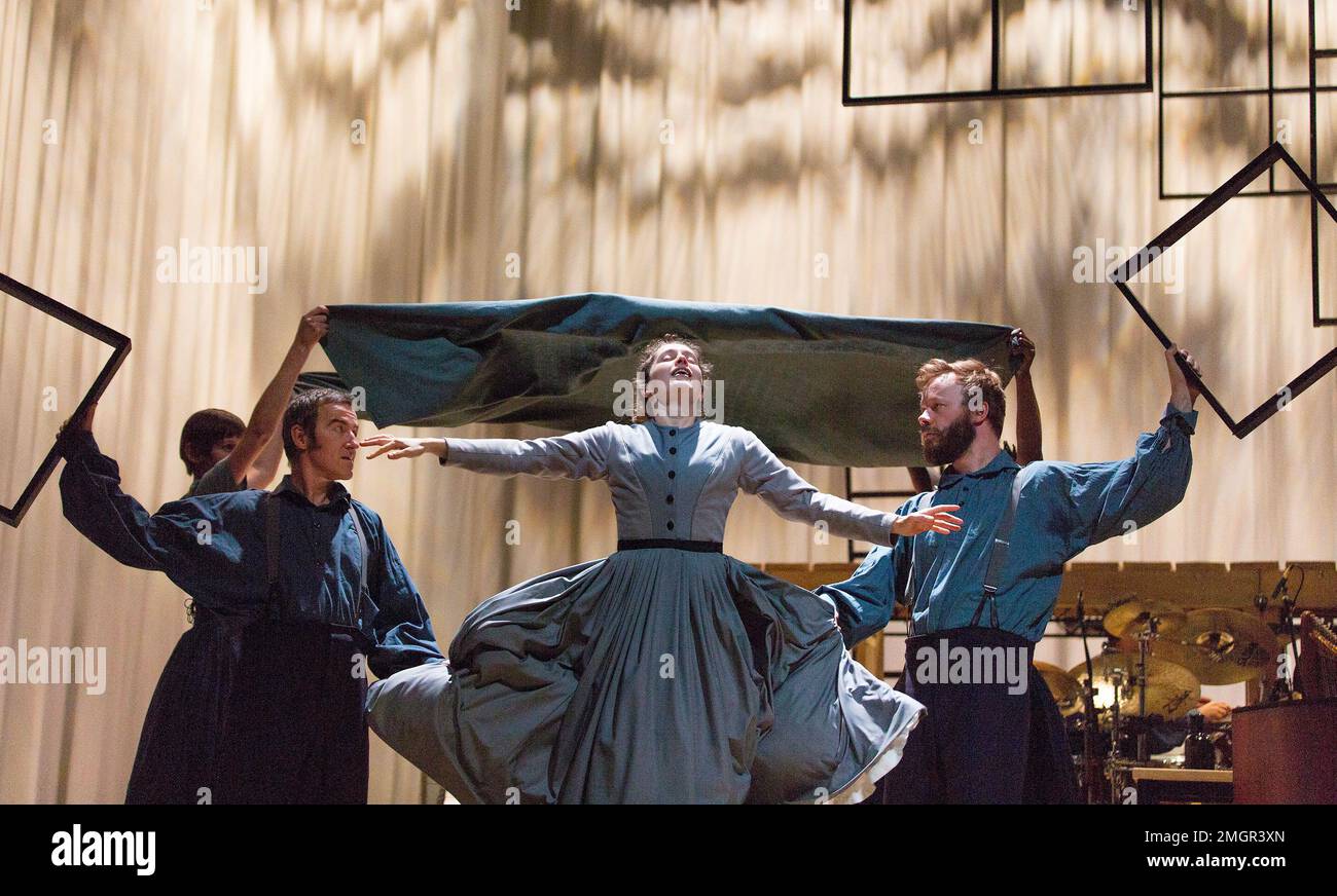 Zentrum: Madeleine Worrall (Jane) in JANE EYRE im Lyttelton Theatre, National Theatre (NT ...