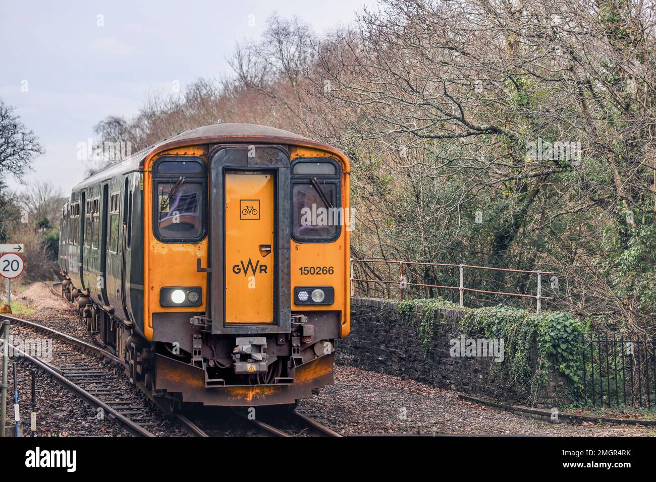 Ein GWR Tamar Valley-Zug, der die Punkte vor dem Bahnhof Bere Alston ...