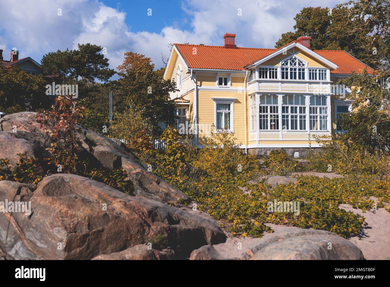 Blick auf die Küste der Stadt Hanko, Hango, Finnland, mit Strand und ...