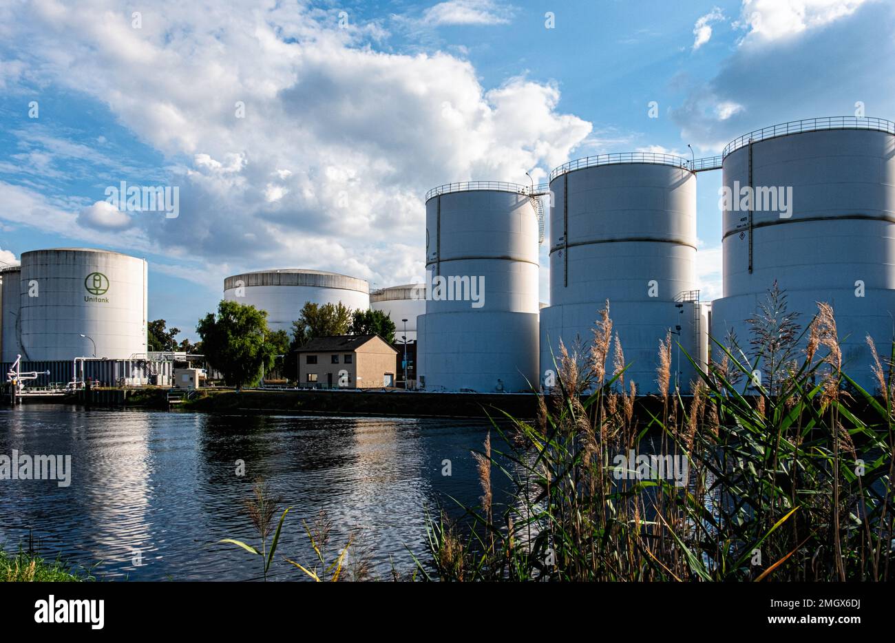 Unitank diesellagertank -Fotos und -Bildmaterial in hoher Auflösung – Alamy