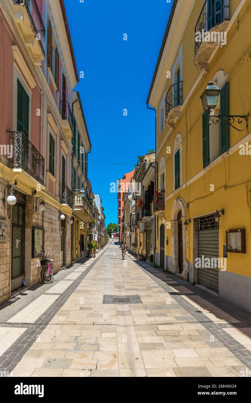 Pescara (Italien) - die große Stadt entlang der Adria mit der ...