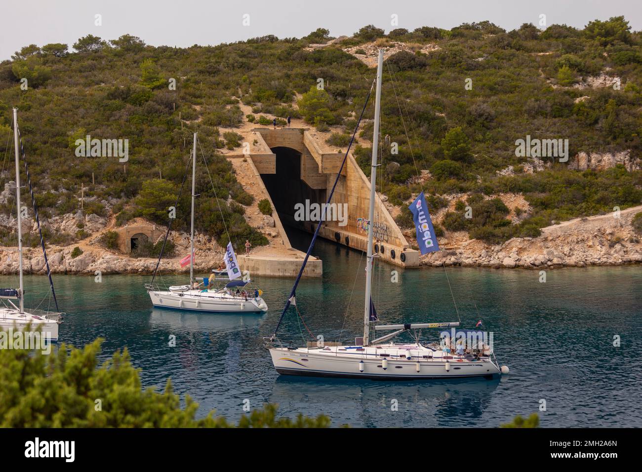 INSEL VIS, KROATIEN, EUROPA - Touristen auf Segelbooten besuchen den U ...