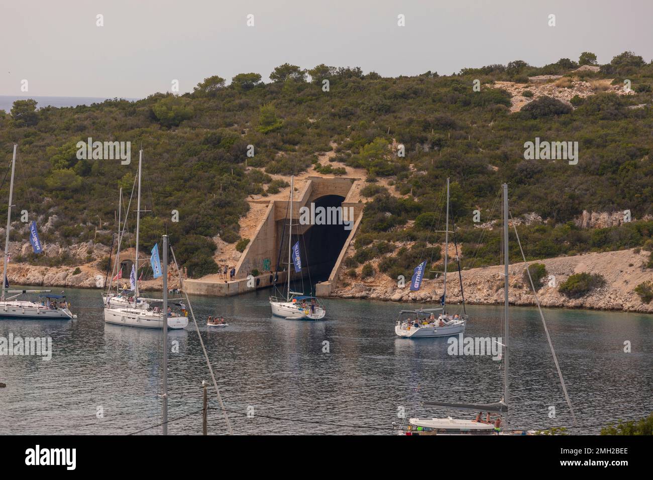 INSEL VIS, KROATIEN, EUROPA - Touristen auf Segelbooten besuchen den U ...