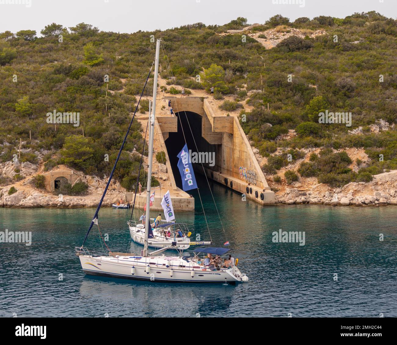INSEL VIS, KROATIEN, EUROPA - Touristen auf Segelbooten besuchen den U ...