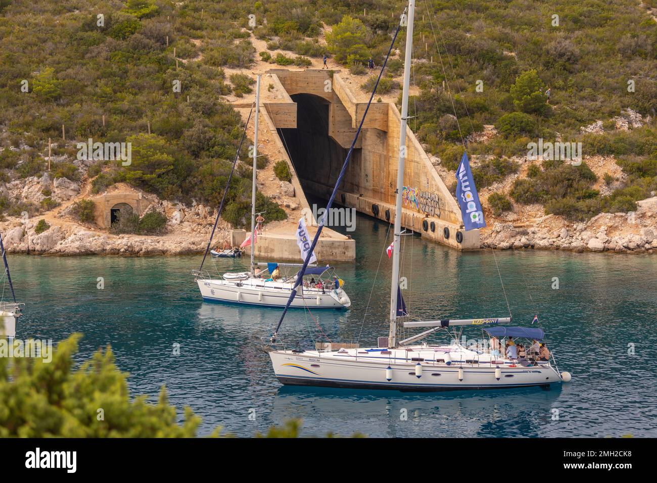 INSEL VIS, KROATIEN, EUROPA - Touristen auf Segelbooten besuchen den U ...