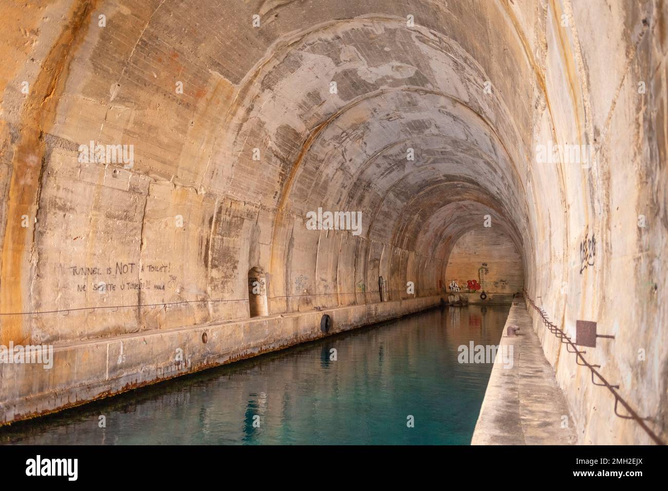 INSEL VIS, KROATIEN, EUROPA – Inneres des U-Boot-Tunnels in der Bucht ...