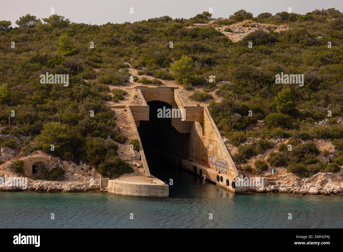 INSEL VIS, KROATIEN, EUROPA - Unterwassertunnel in der Bucht von Parja ...