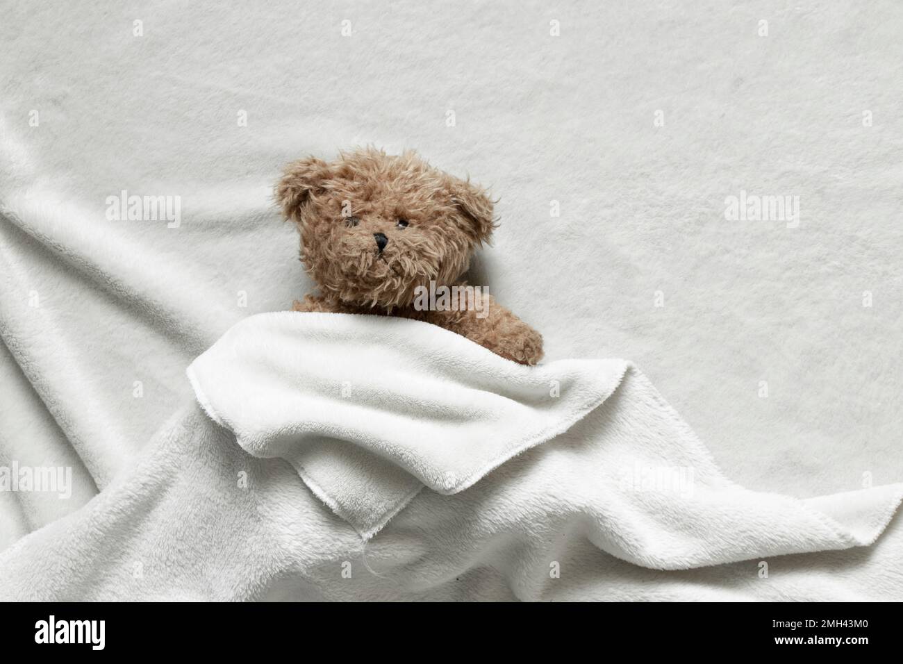 Nettes kind liegt im bett -Fotos und -Bildmaterial in hoher Auflösung ...