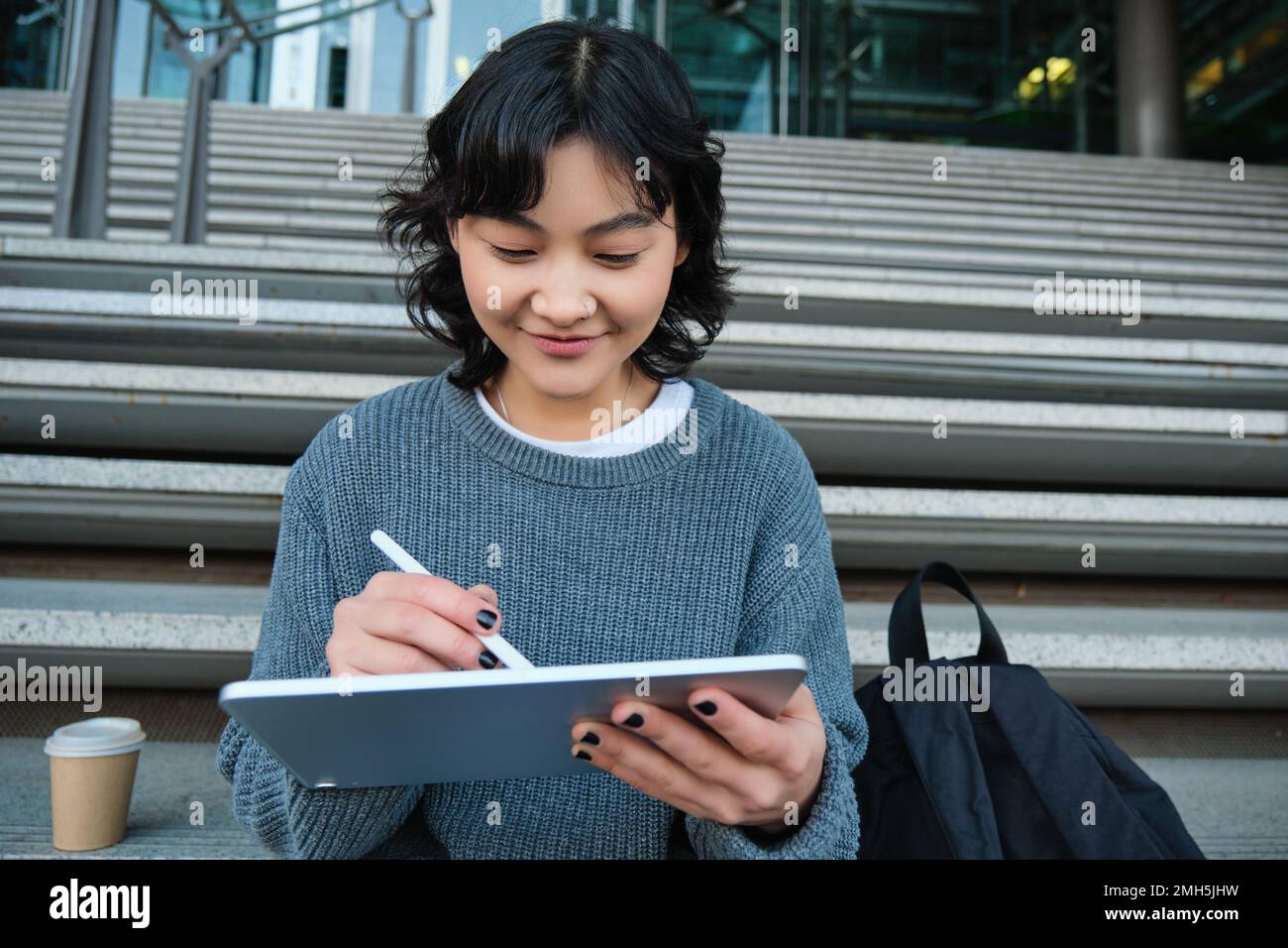 Porträt einer asiatischen Studentin, Hipster, der mit einem digitalen ...