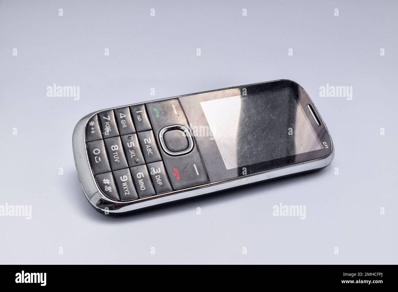 Altes Telefon mit isolierten Tasten auf weißem Hintergrund ...