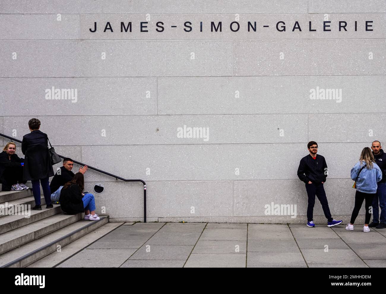 Personen vor der James Simon Gallery, dem Besucherzentrum der Berliner ...