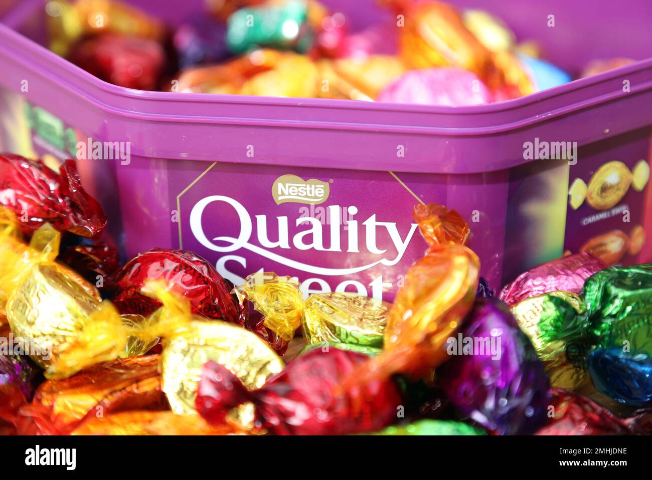 Quality Street Chocolates hergestellt von Nestle in ihren bunten Verpackungen Stockfotografie Alamy