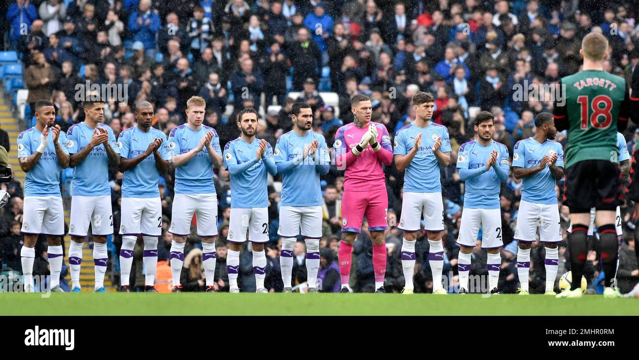 Manchester City players hold a minute's applause in tribute to Eric ...
