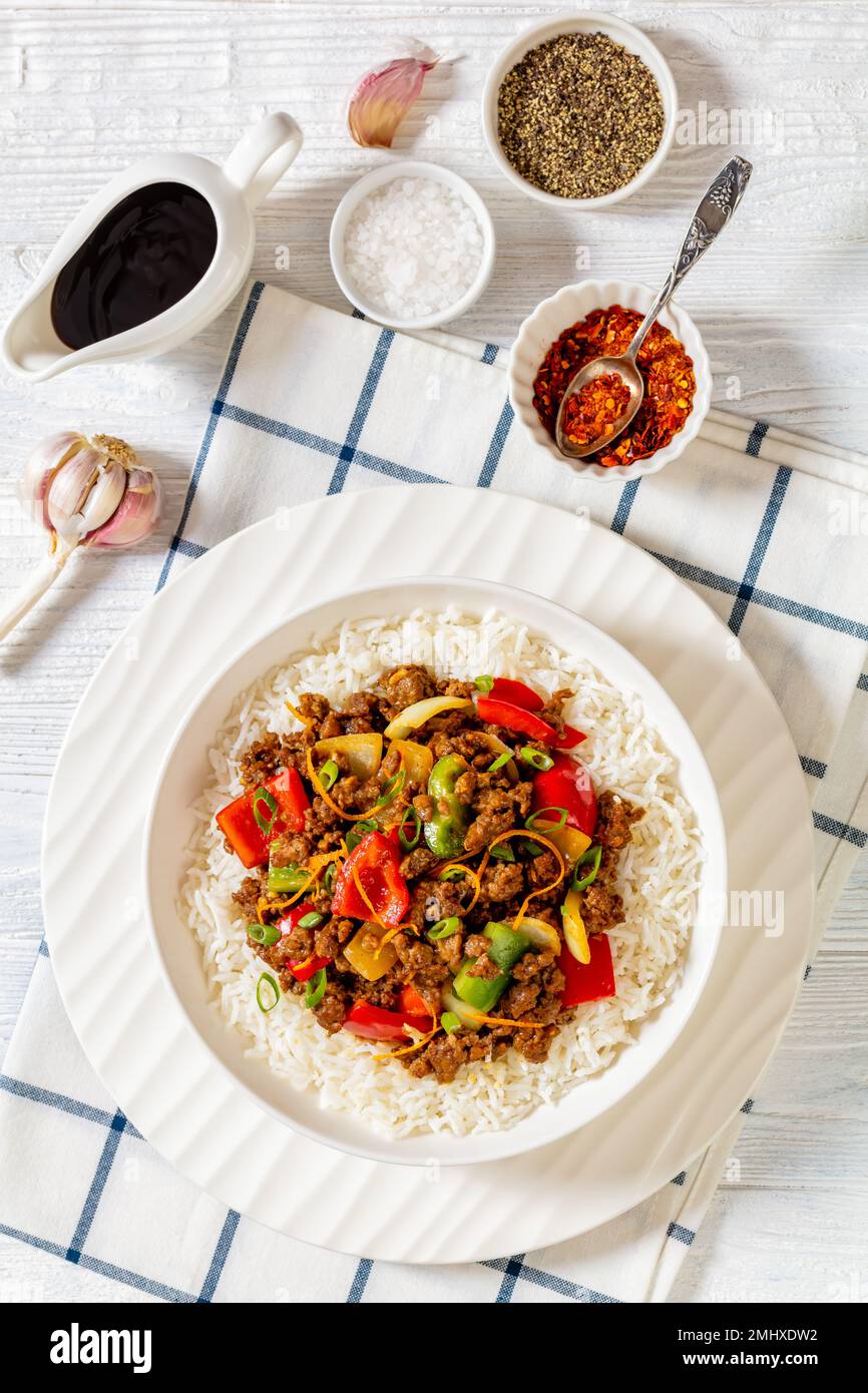 Knuspriges Rinderhack mit gebratenem Gemüse und einer klebrigen süßen ...