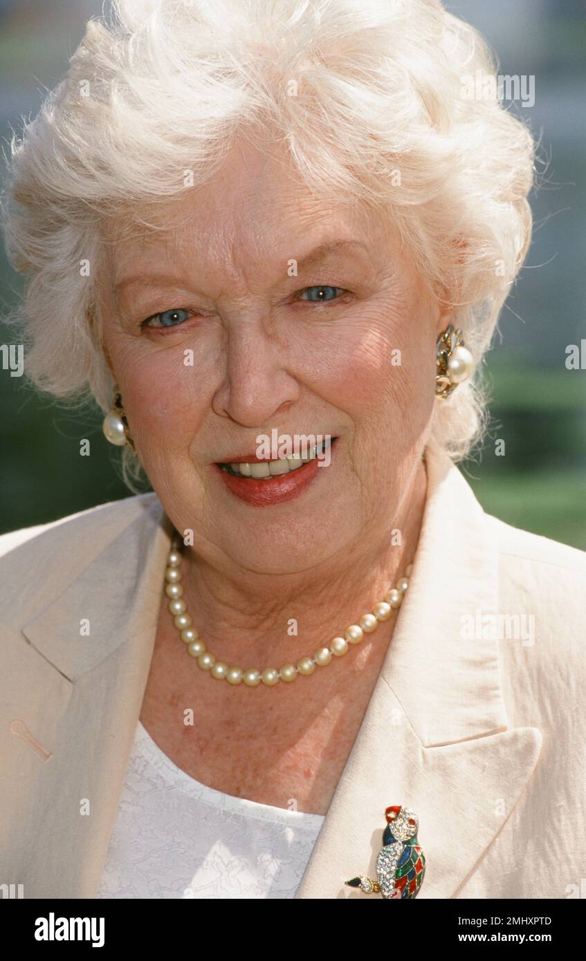 Actress june whitfield -Fotos und -Bildmaterial in hoher Auflösung – Alamy