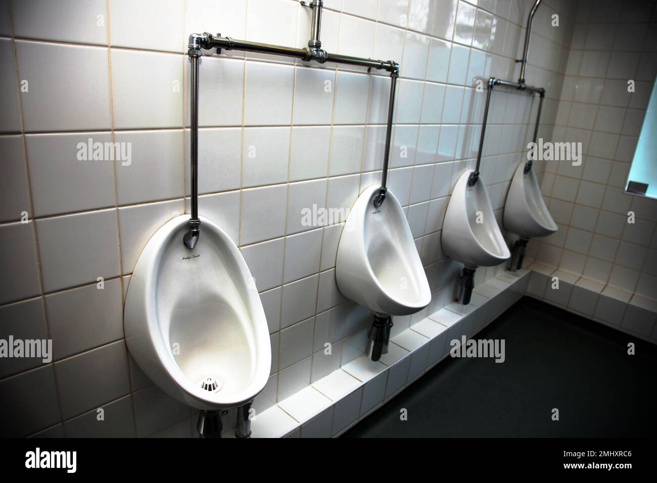 Vier urinale -Fotos und -Bildmaterial in hoher Auflösung – Alamy
