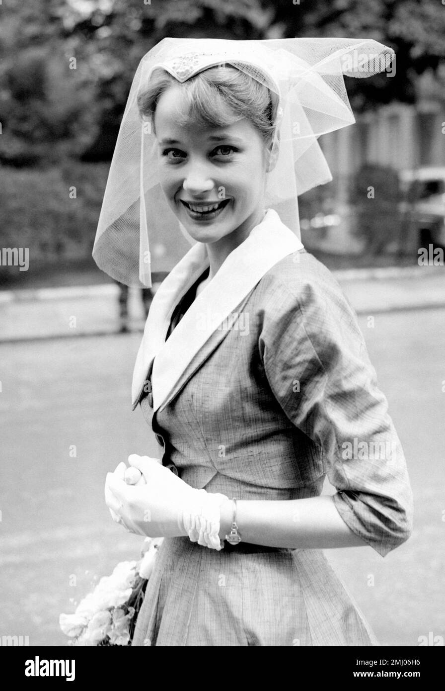 Aktenfoto vom 09.06/1956, von Sylvia Syms, in einem Spitzkopf, die nach ...