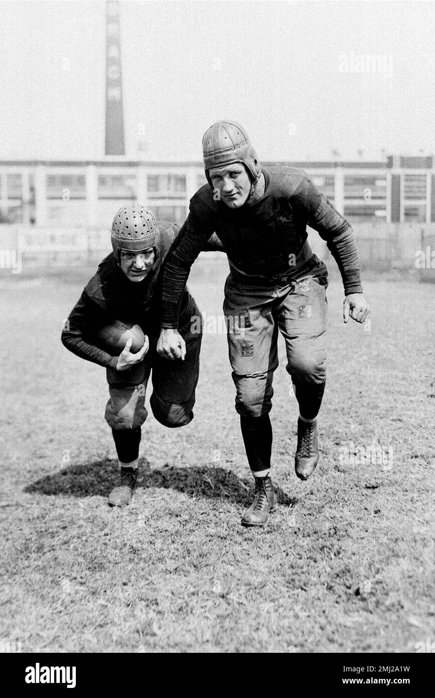FILE - This is a Sept. 13, 1930, file photo showing Chicago Bears ...