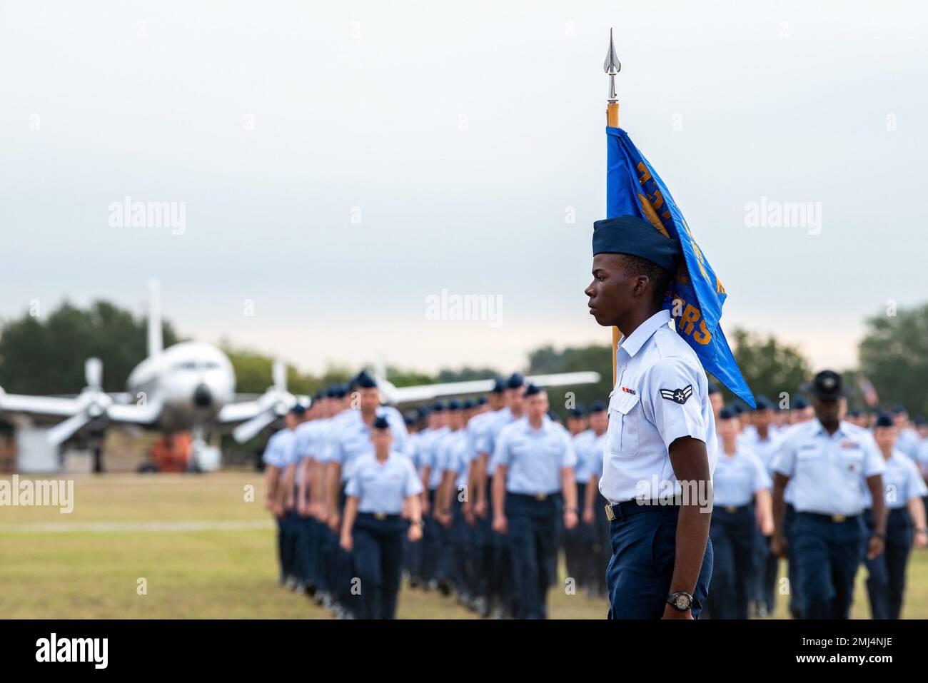 Mehr als 600 Airmen und Wächter, die der 326. Training Squadron ...