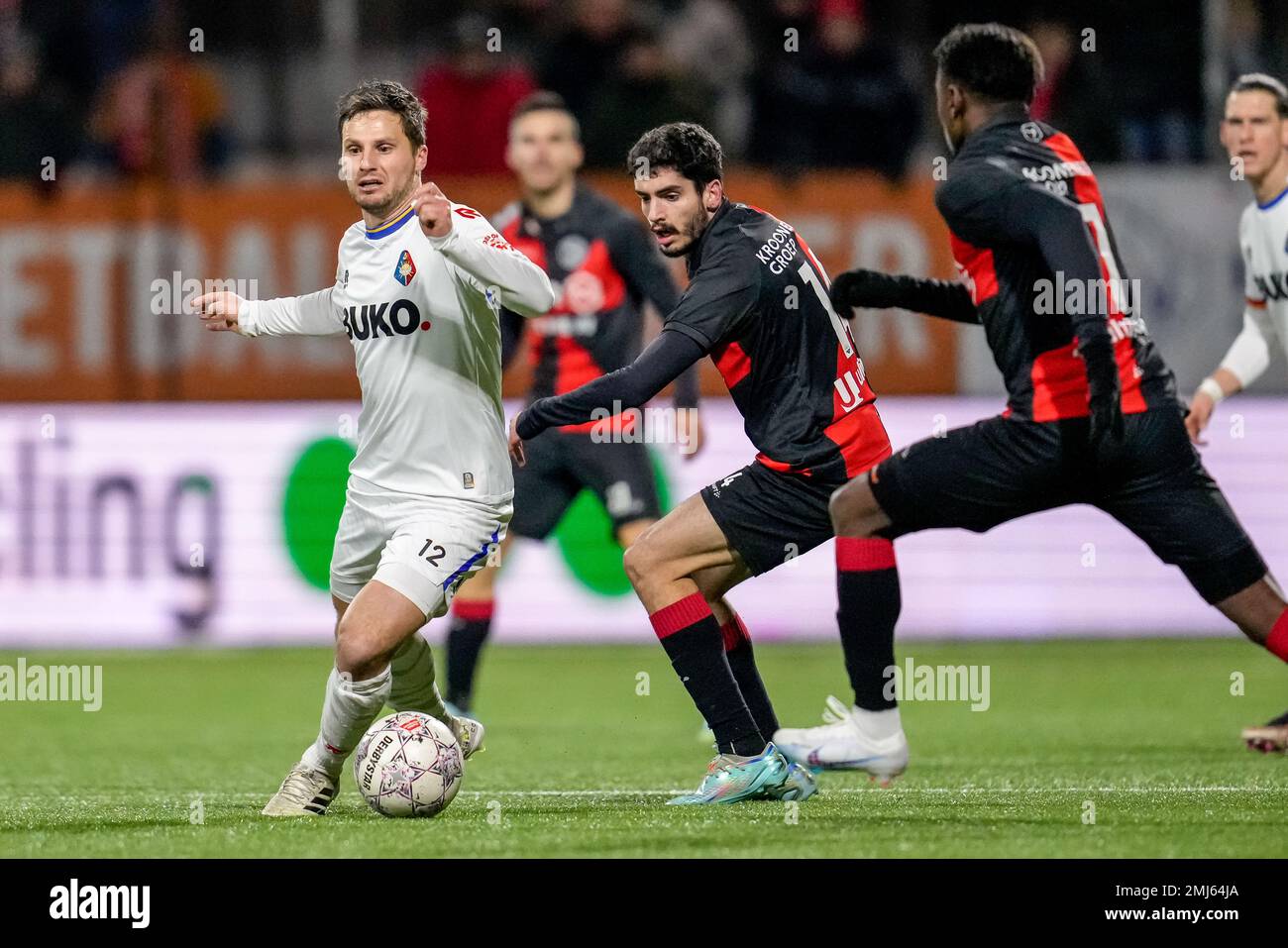 VELSEN-ZUID, NIEDERLANDE - JANUAR 27: Tom Overtoom von Telstar-Kämpfen ...