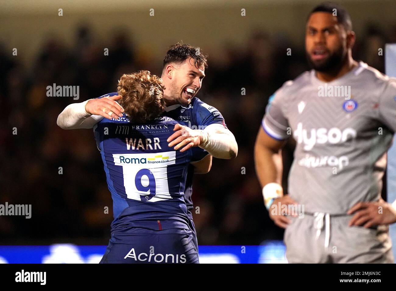 Tom Roebuck von Sale Sharks (rechts) feiert seine Seite mit dem ...