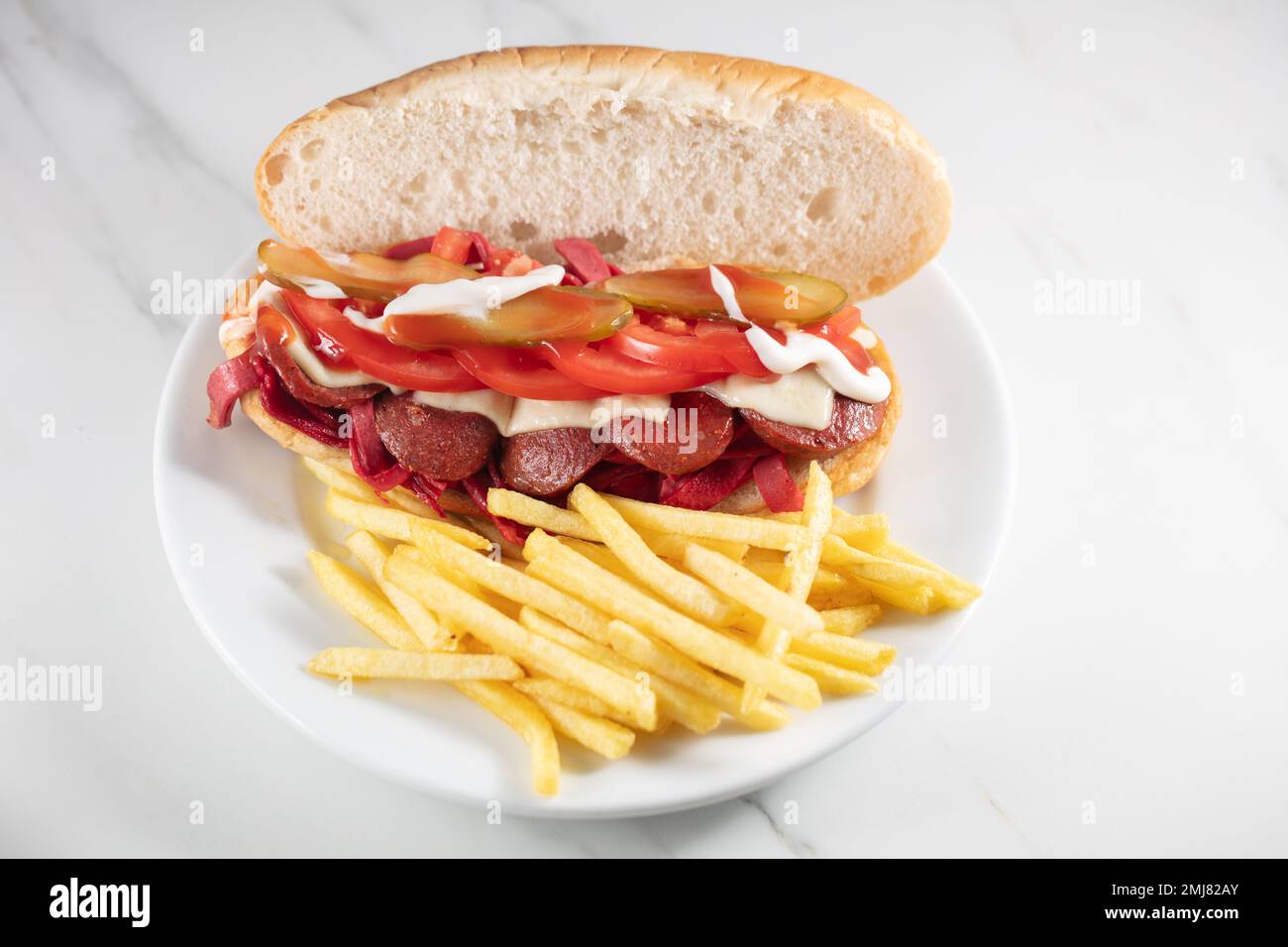 Kumru ist ein türkisches Sandwich auf einem Brötchen, in der Regel mit Käse, Tomaten und Wurst ...