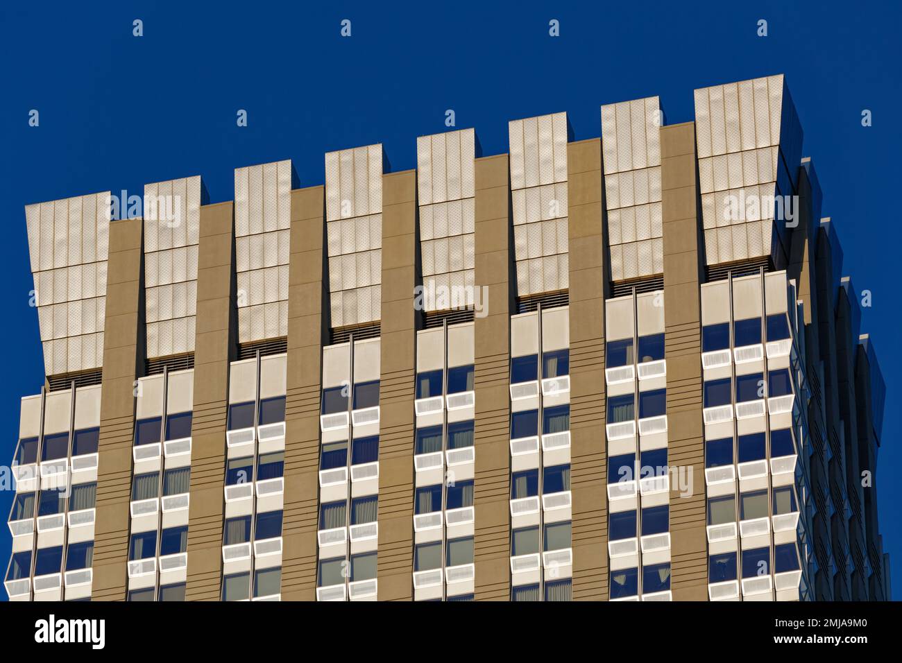 Das Langham New York verfügt über eine ausgestellte Edelstahlkrone, um ...