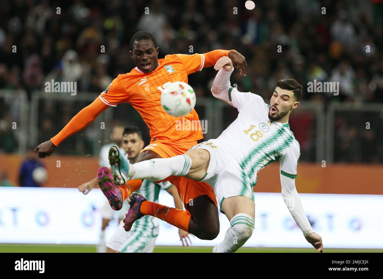Algier. 28. Januar 2023. Aymen Mahious (R) aus Algerien tritt mit ...