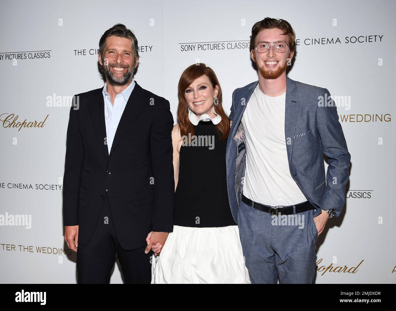 Director Bart Freundlich, left, poses with wife actor Julianne Moore ...