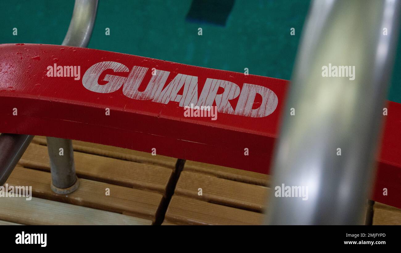 Eine Rettungsboje steht auf einer Leiter für einen Marine Corps ...