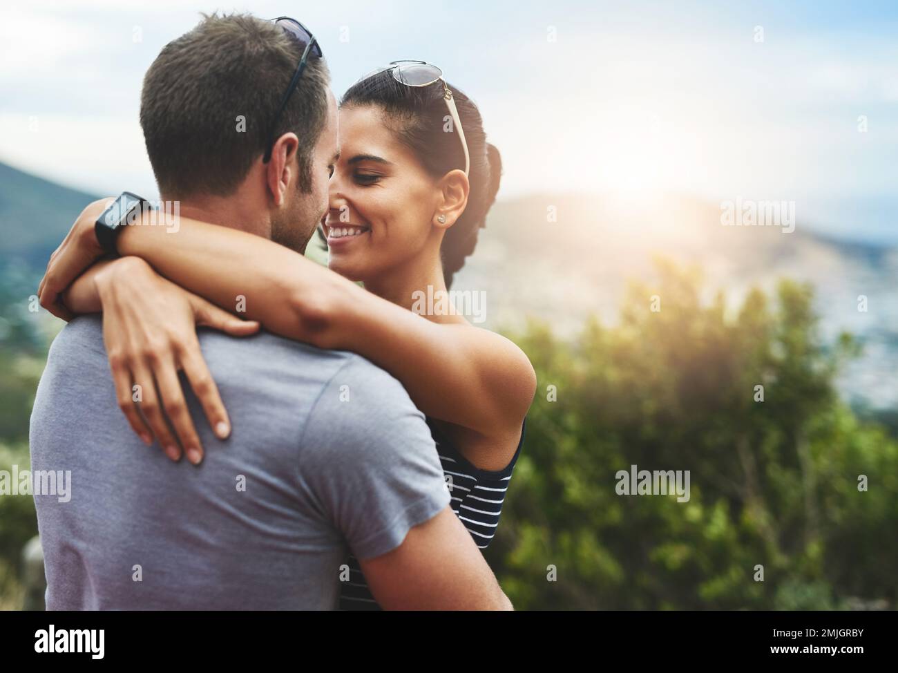Ihre Liebe ist tiefer als tief. Ein junges Paar in einer liebevollen ...