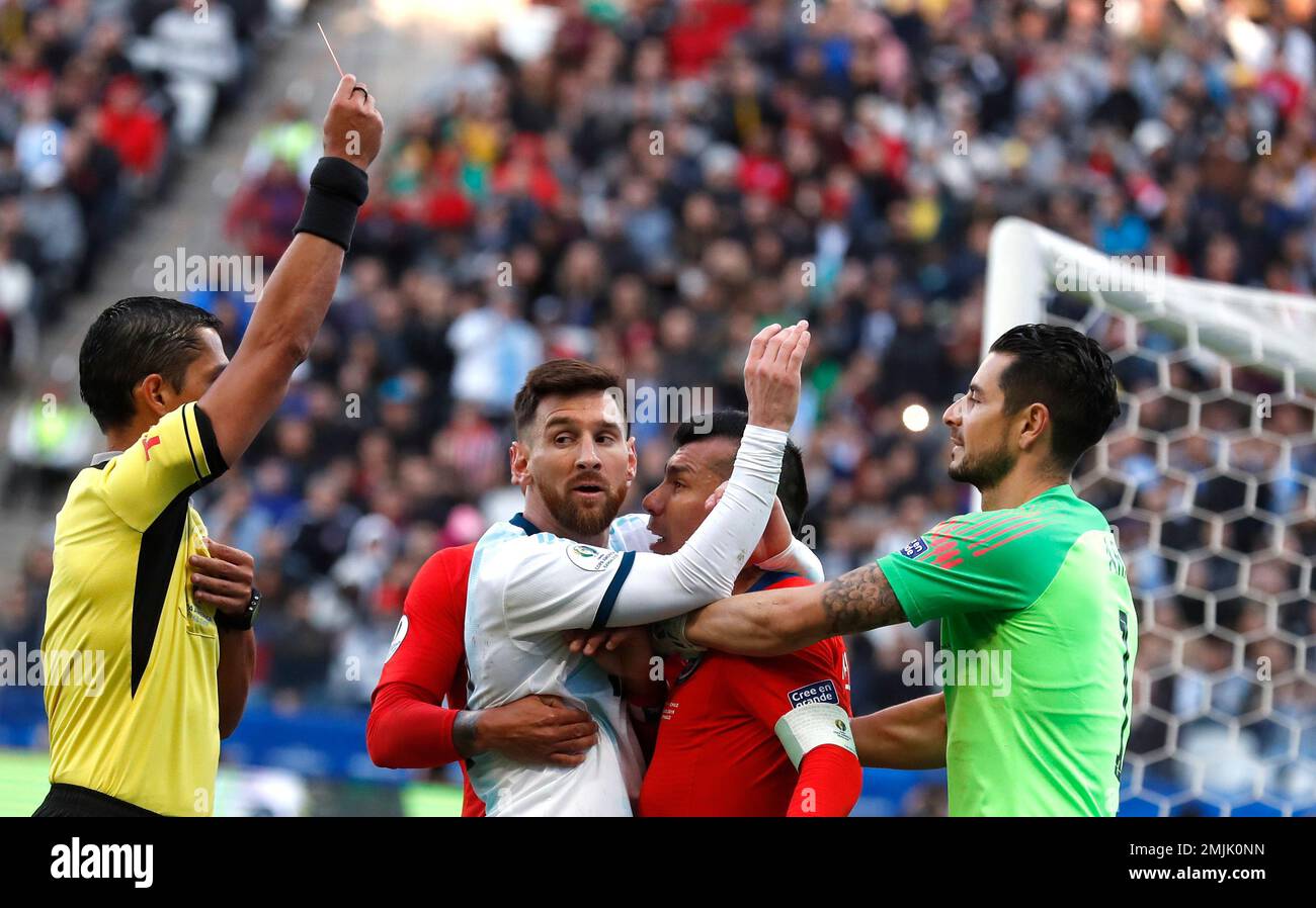 Argentina's Lionel Messi, center left, and Chile's Gary Medel, center ...