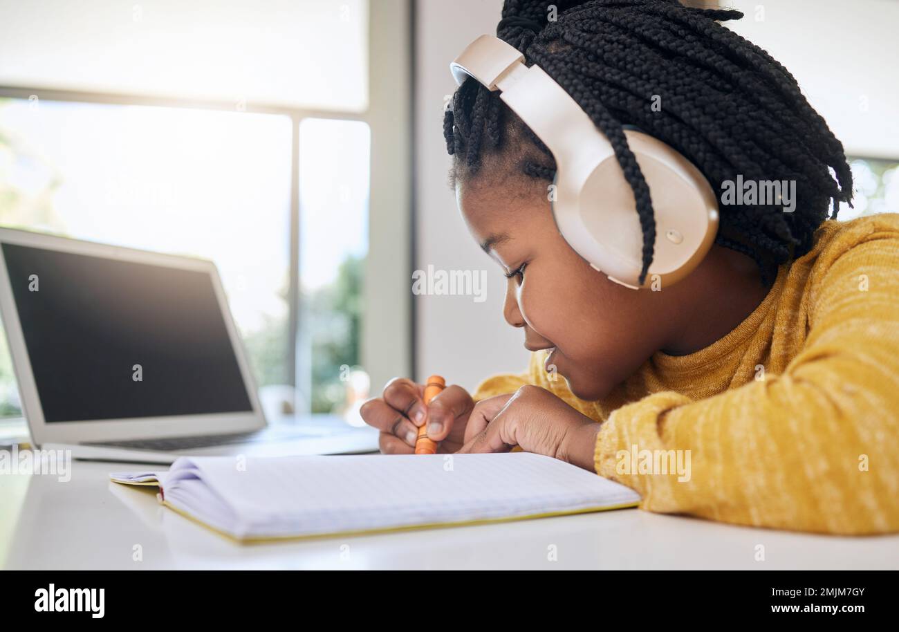 Schwarzes mädchen schreiben -Fotos und -Bildmaterial in hoher Auflösung – Alamy